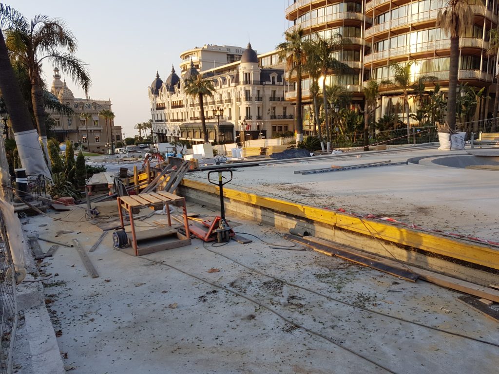 Ultimi Ritocchi nei Giardini della Piazza del Casinò di Monte Carlo ...